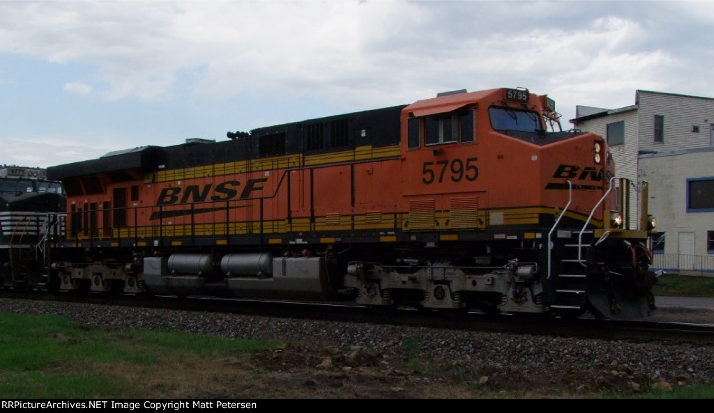 BNSF 5795
